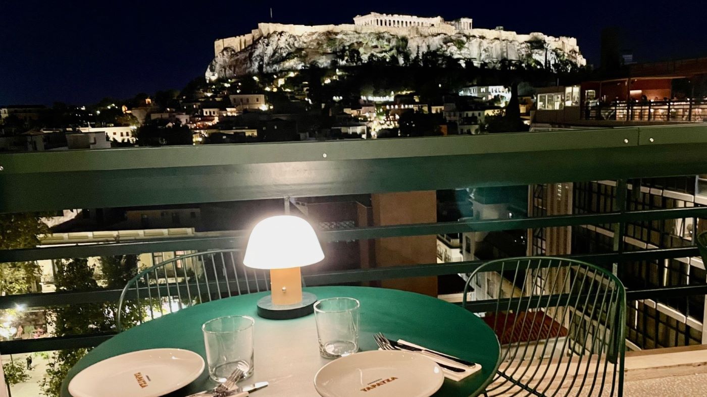 Taratsa: Greek-Levantine cuisine, neo-retro decoration and Acropolis ...